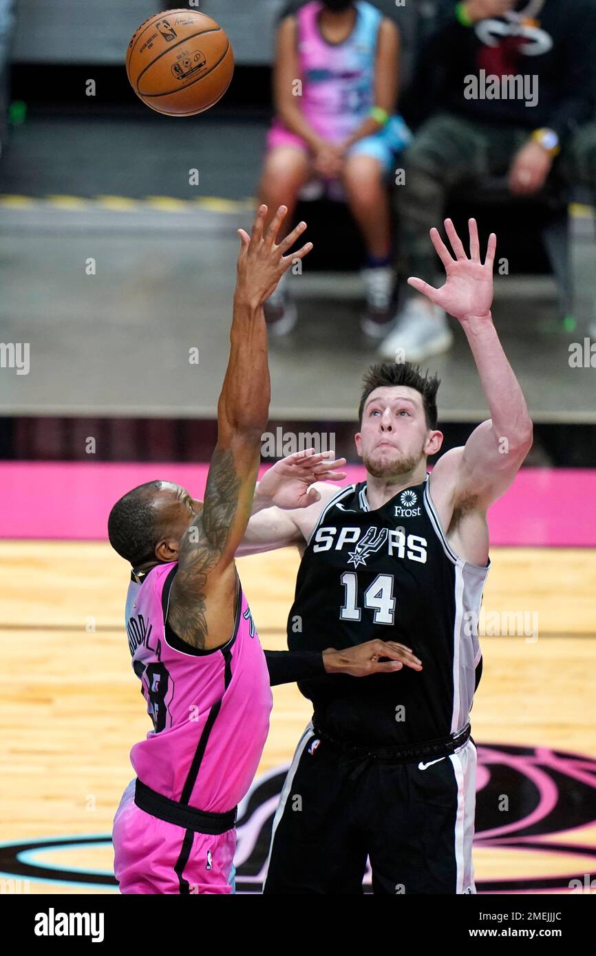 Miami Heat forward Andre Iguodala (28) shoots as San Antonio Spurs ...