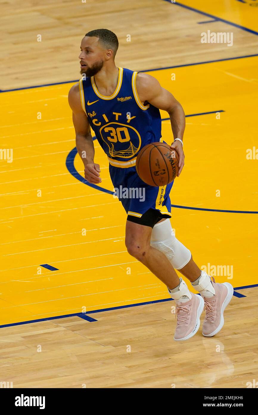 Golden State Warriors guard Stephen Curry (30) against the Dallas ...