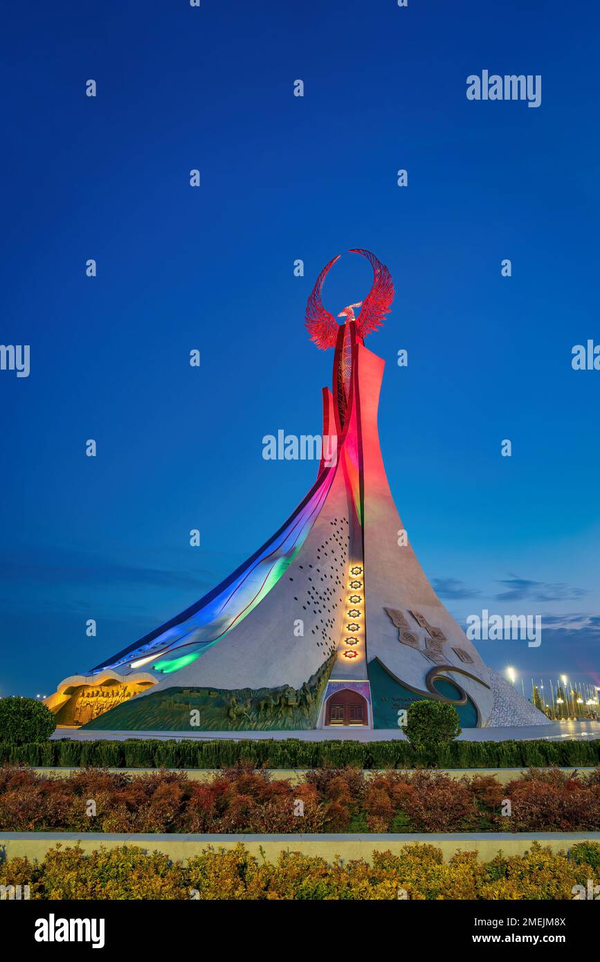 UZBEKISTAN, TASHKENT - JANUARY 4, 2023: Illuminated monument of ...