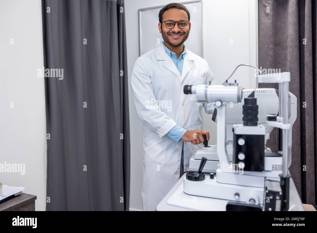 Eye doctor male hi-res stock photography and images - Alamy