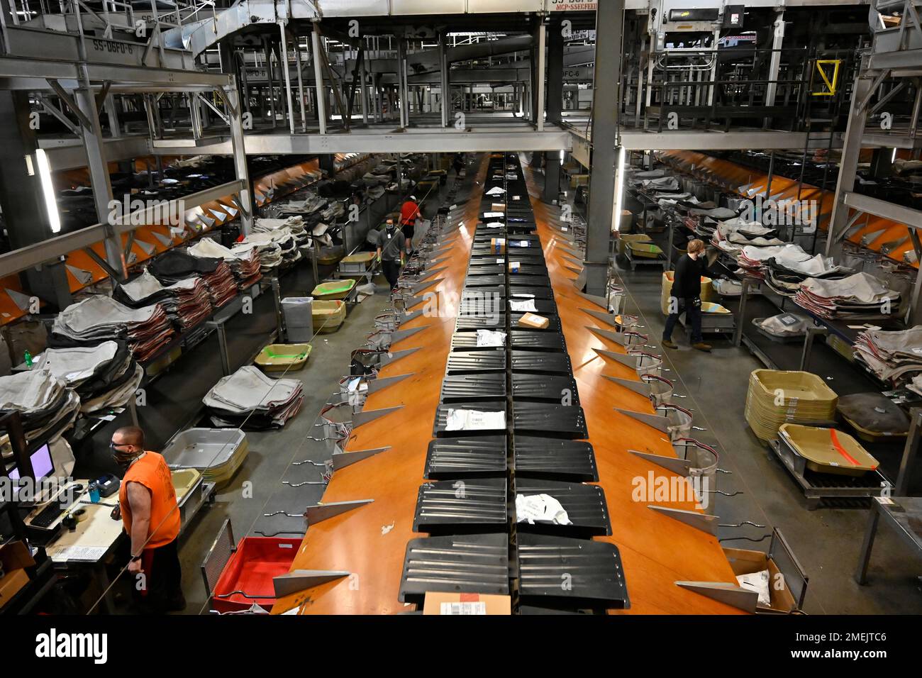 Packages make their way through the sorting procedure at the UPS ...