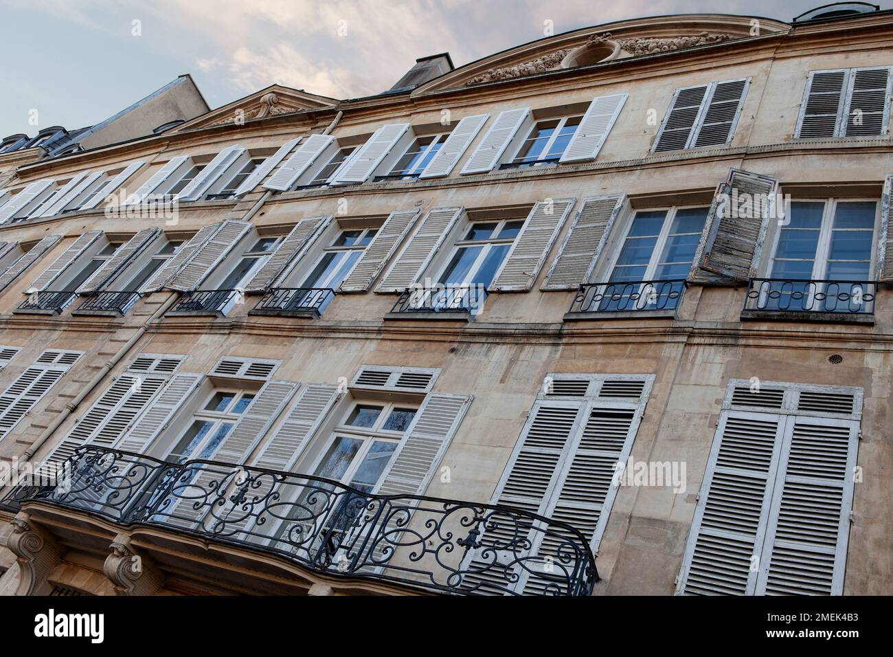 Facade of a classic mansion in Paris Stock Photo - Alamy
