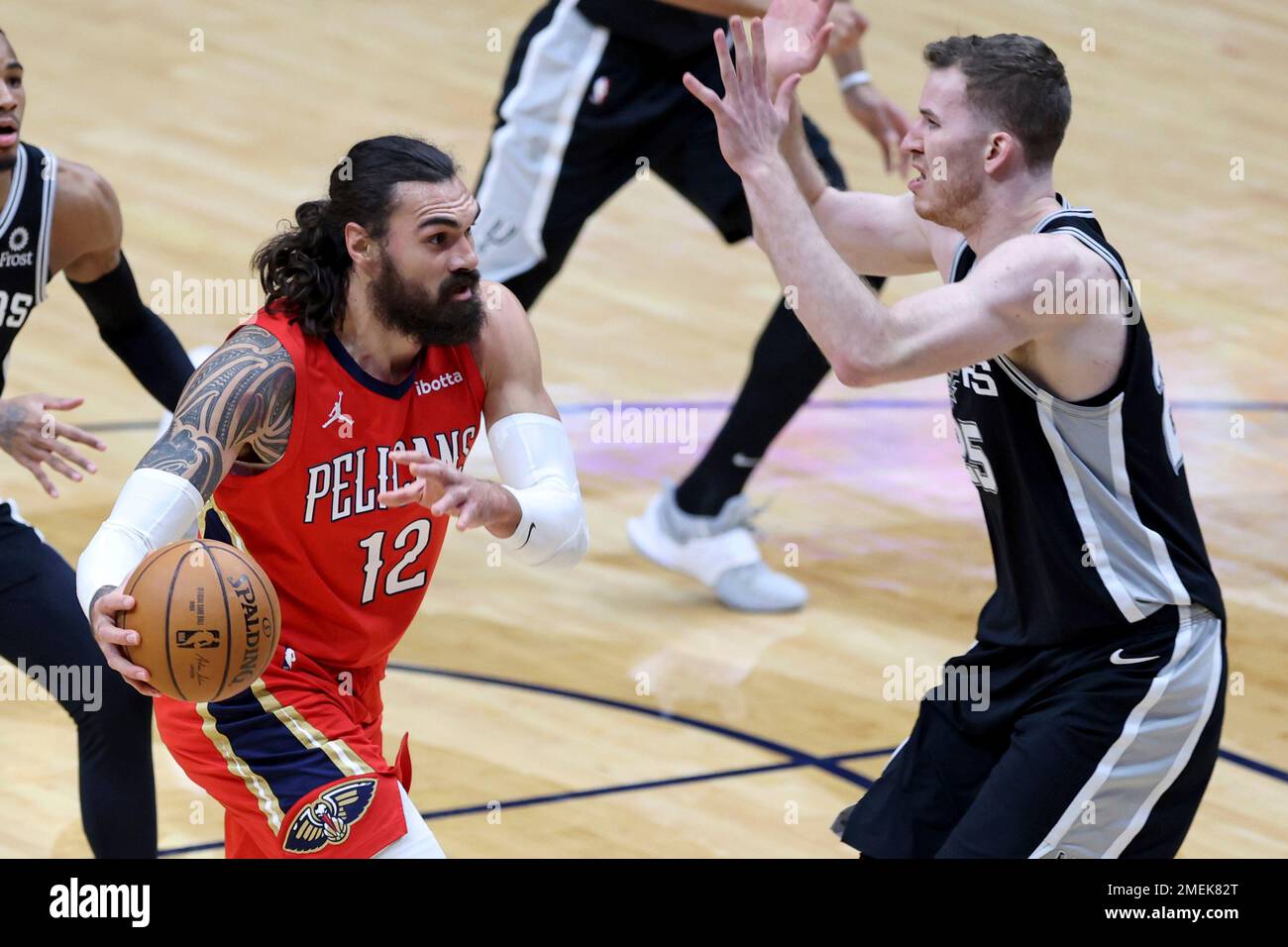 New Orleans Pelicans center Steven Adams (12) drives to the basket at ...