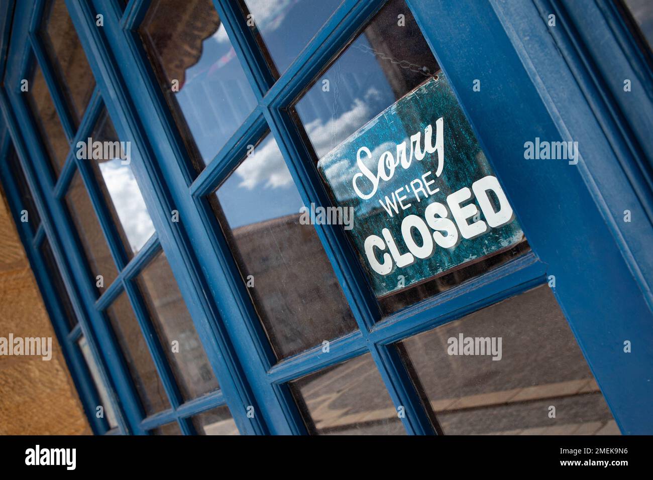 Closed sign on a wooden door Stock Photo - Alamy