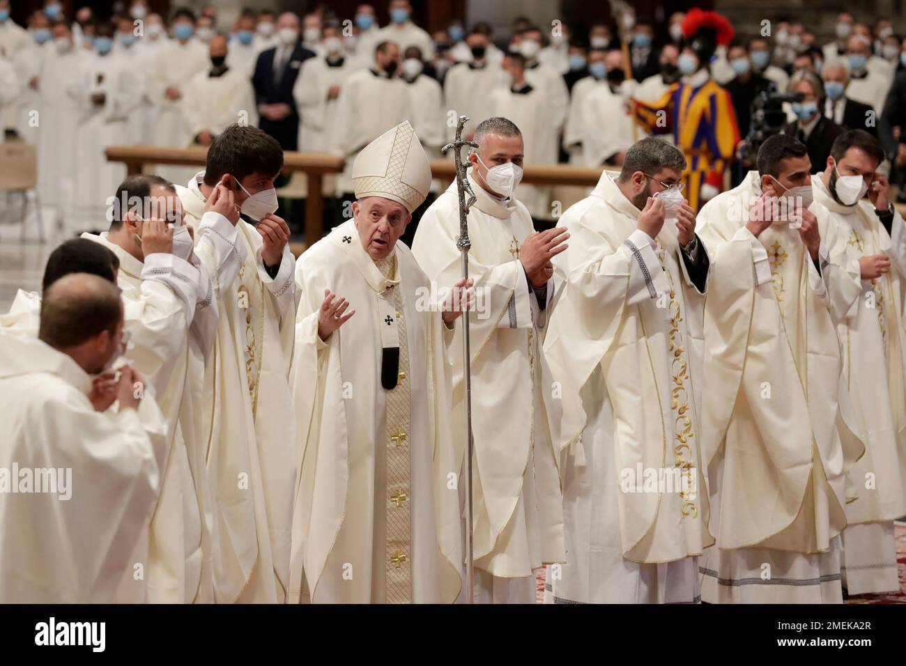 Pope Francis tells newly ordained priests to remove their face masks ...