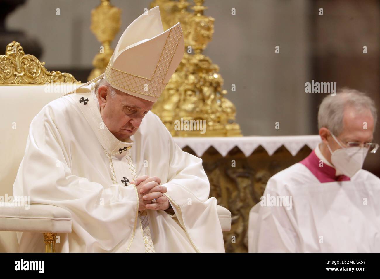 Pope Francis prays, flanked by Master of Pontifical Liturgical ...