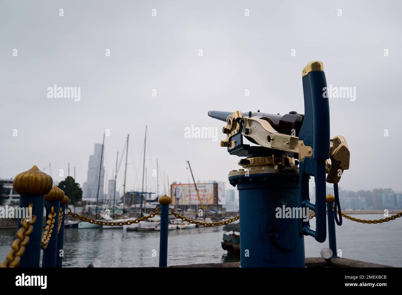 Noonday gun hi-res stock photography and images - Alamy