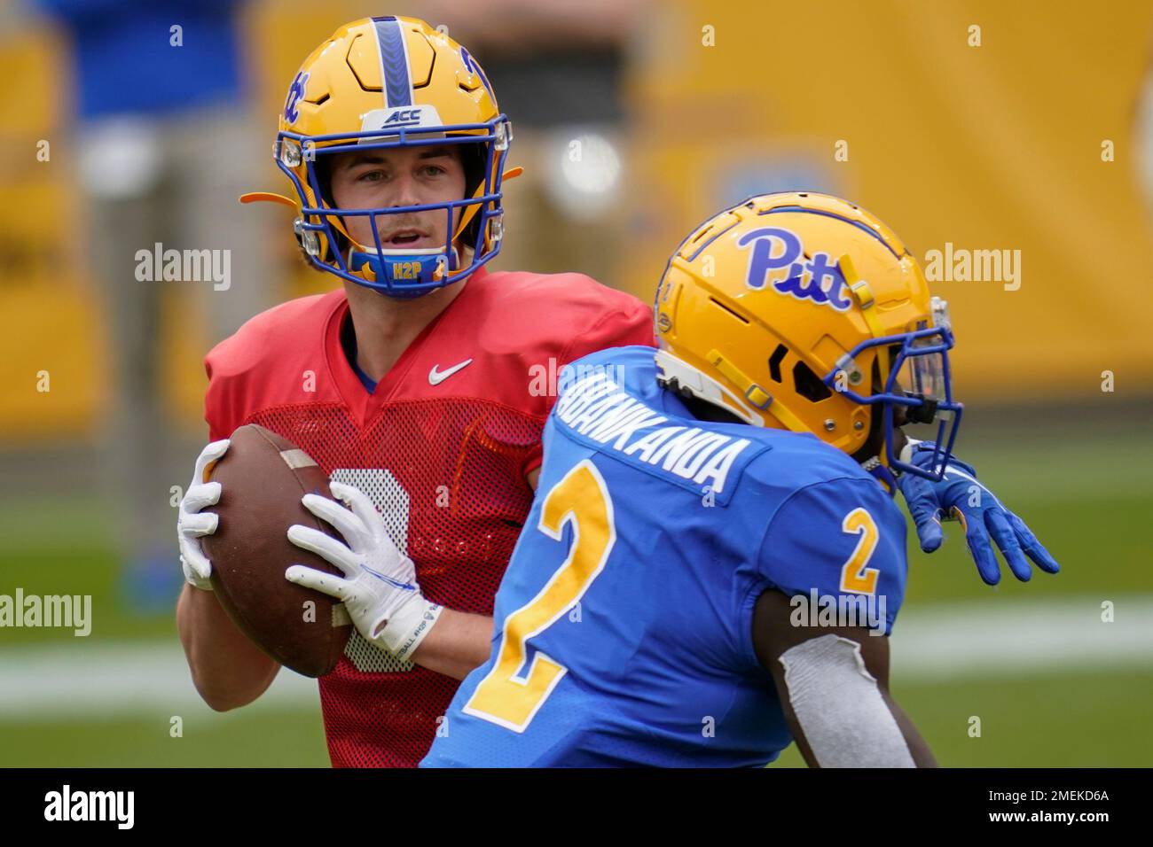 Pittsburgh quarterback Kenny Pickett (8) fakes a handoff to running ...