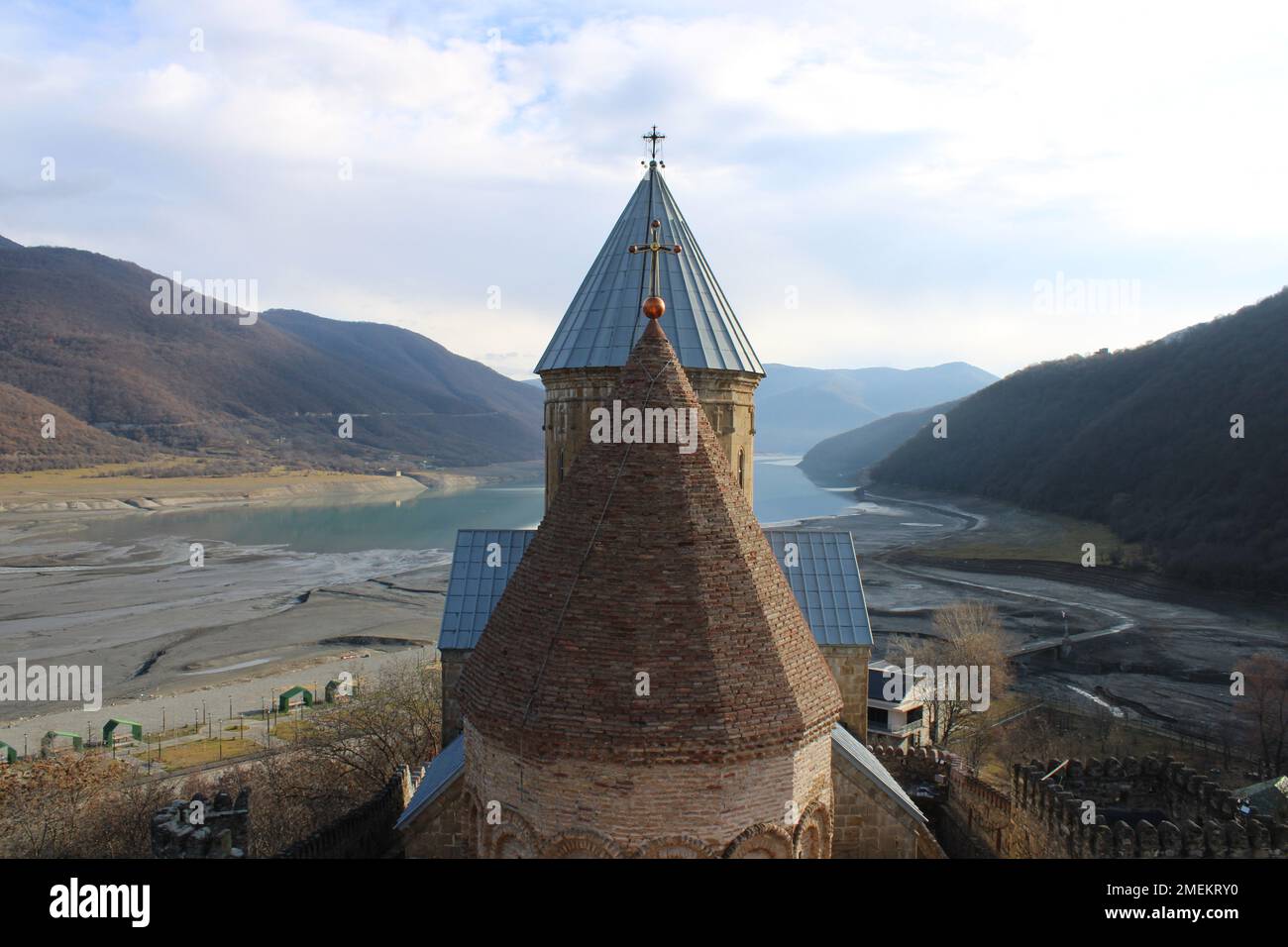 Zhinvali Reservoir, Ananuri Fortress Complex Stock Photo - Alamy