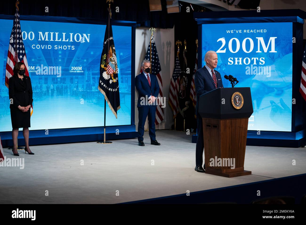 Vice President Kamala Harris, left, and White House COVID-19 Response ...
