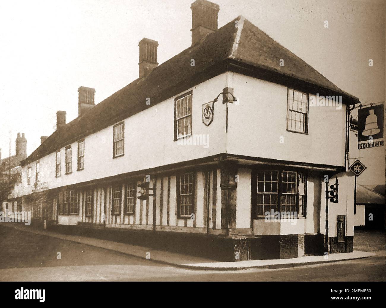 British pubs inns & taverns - A circa 1940 old photograph of The Bell ...