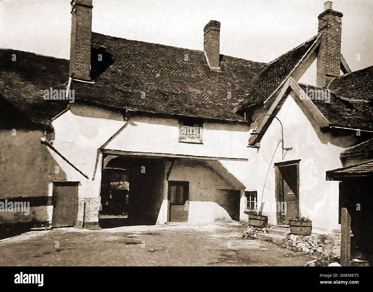British pubs inns & taverns - A circa 1940 old photograph of the1940s ...