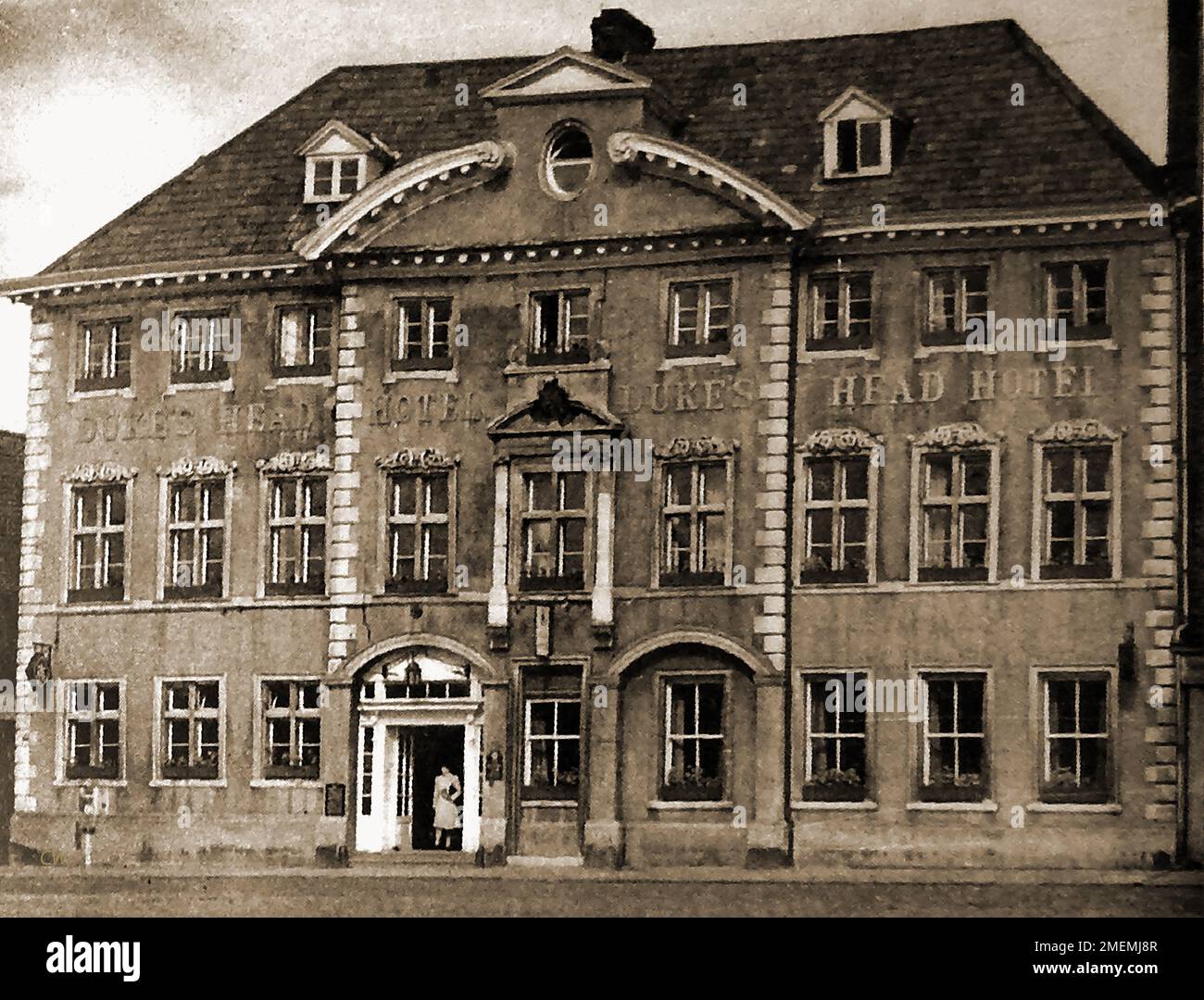 British pubs inns & taverns - A circa 1940 old photograph of the The ...