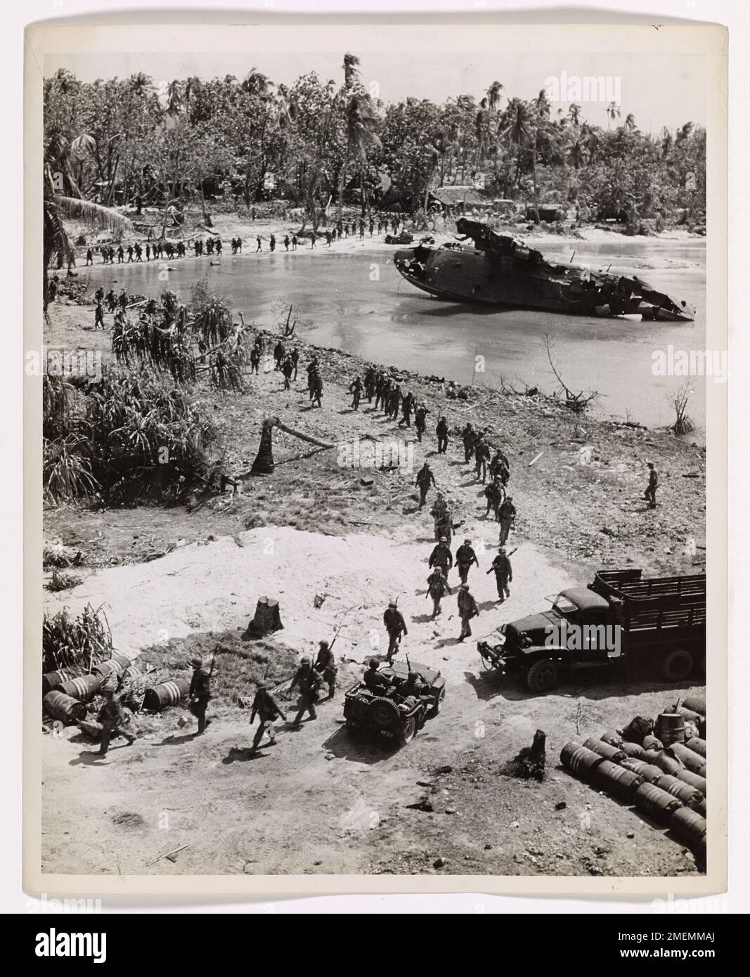U.S. troops advance at Makin Atoll, pushing back Japanese forces, while ...