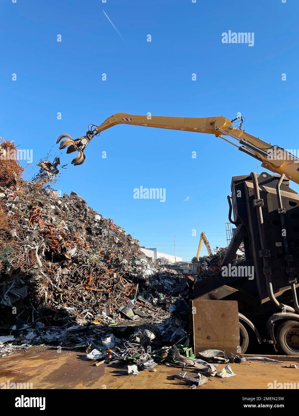 crane throwing scrap metal on a recycling site Stock Photo - Alamy