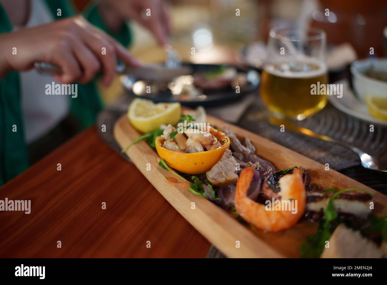 Eats seafood hi-res stock photography and images - Alamy
