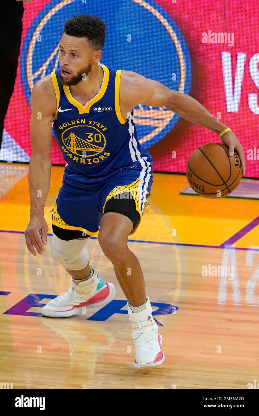 Golden State Warriors guard Stephen Curry (30) against the Denver ...