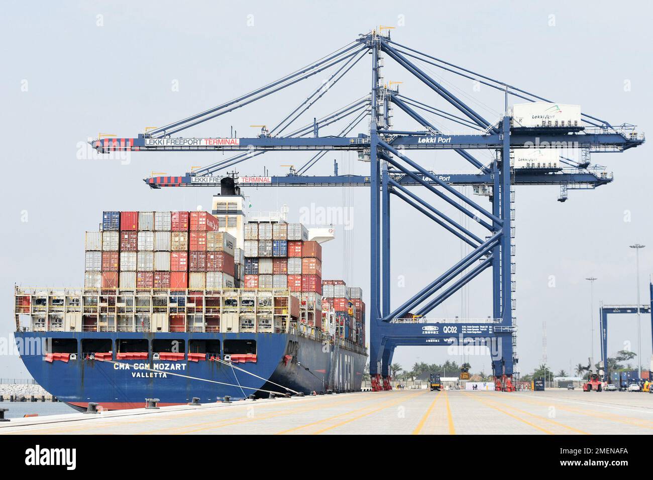 (230124) -- LAGOS, Jan. 24, 2023 (Xinhua) -- A container ship berths at ...