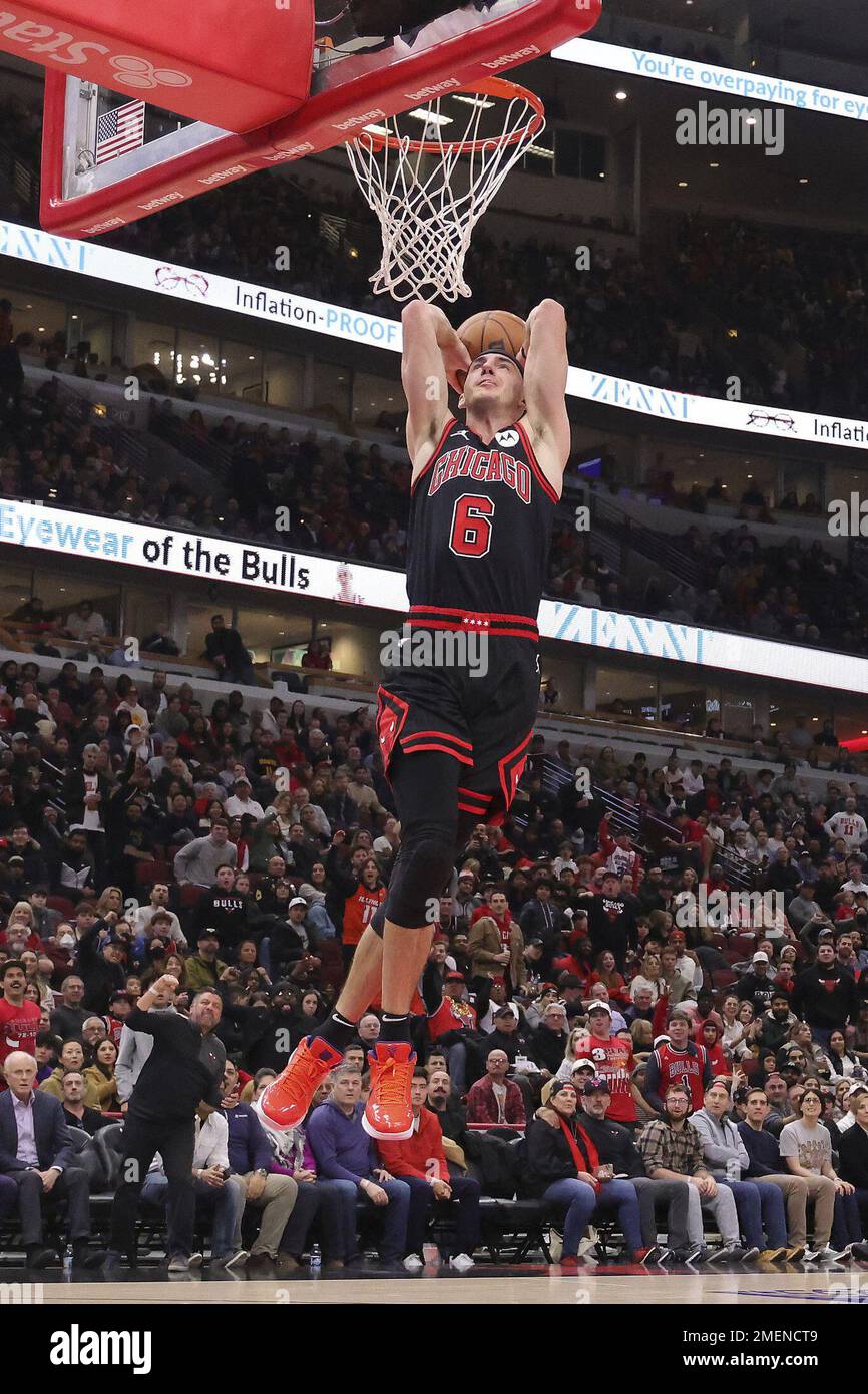 Bulls guard Alex Caruso (6) gets a breakaway dunk against the Hawks in ...