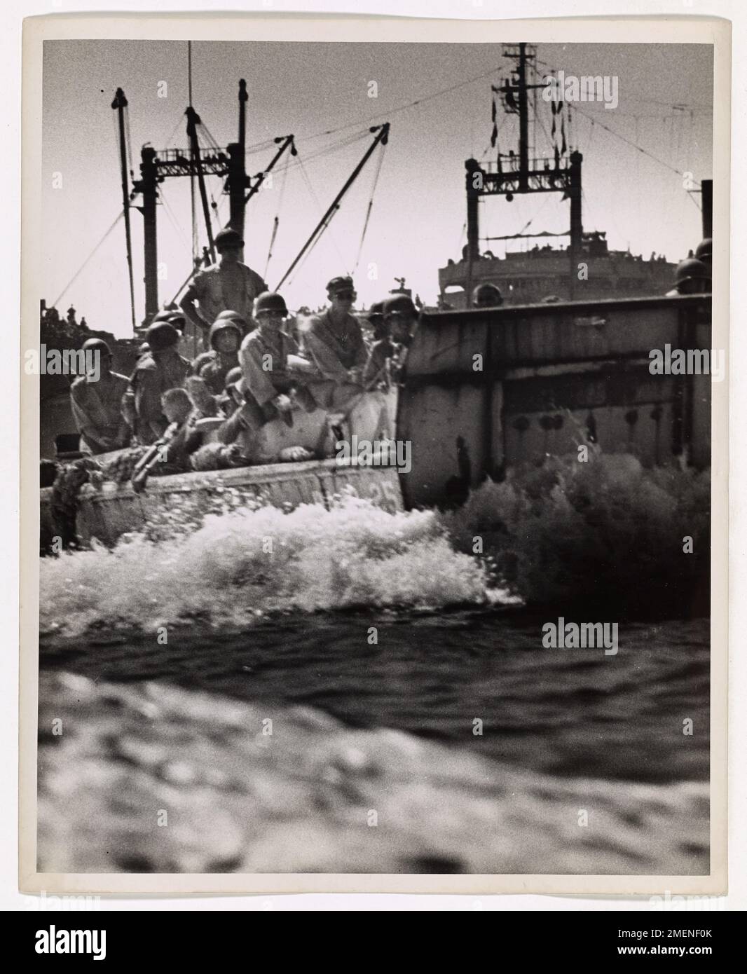 Beachhead landing hi-res stock photography and images - Alamy