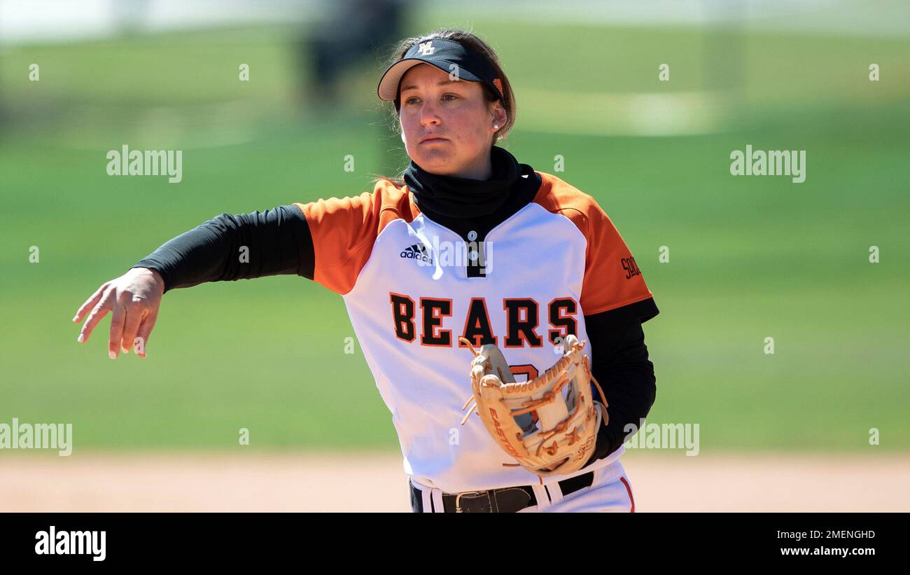 Mercer's Danielle Castleberry (31) makes a throw during an NCAA ...