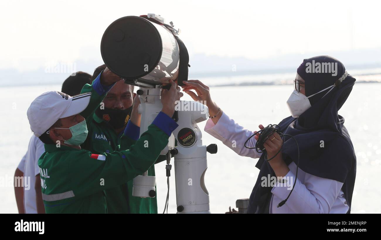 Officials prepare a telescope to scan the horizon for a crescent moon ...