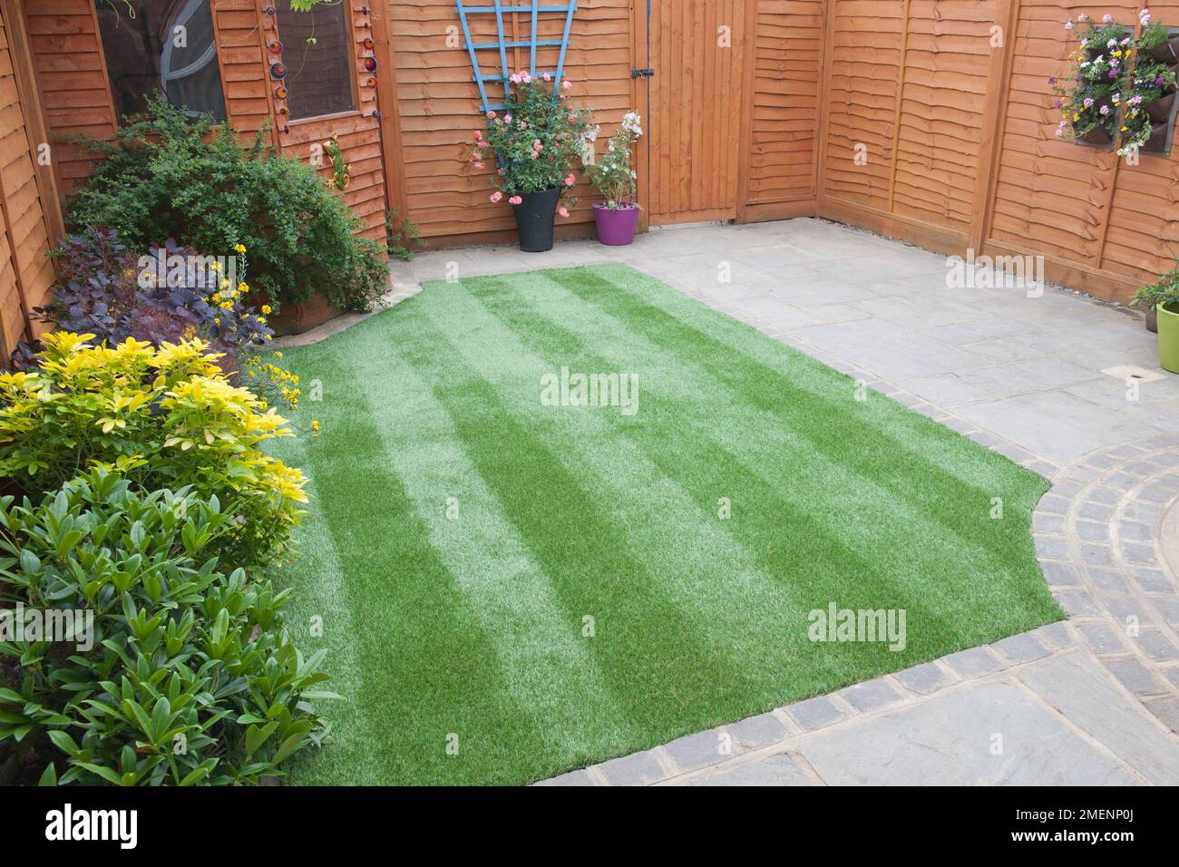 Astroturf garden hi-res stock photography and images - Alamy