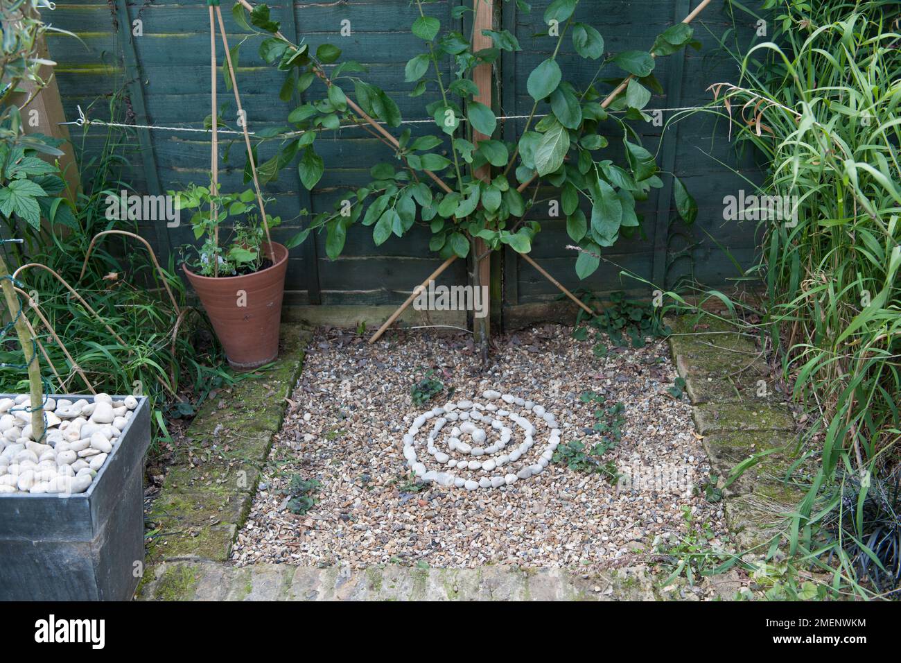 Patio pebbles hi-res stock photography and images - Alamy