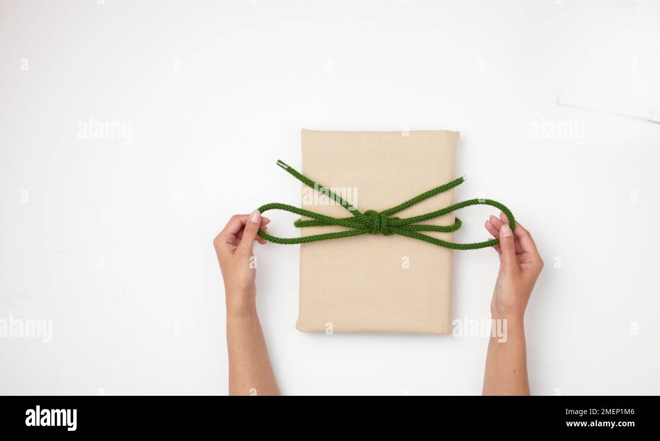 Turquoise Turtle knot - Step 8, tightening to finish (binding knot ...