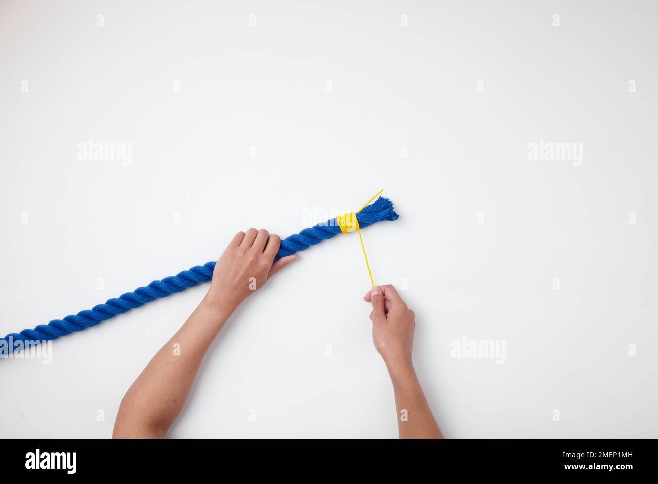 French Whipping - Step 8 (Tightening to finish Stock Photo - Alamy