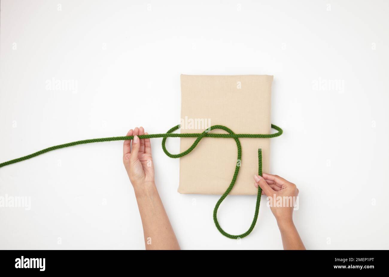 Turquoise Turtle knot - Step 1 (binding knot Stock Photo - Alamy