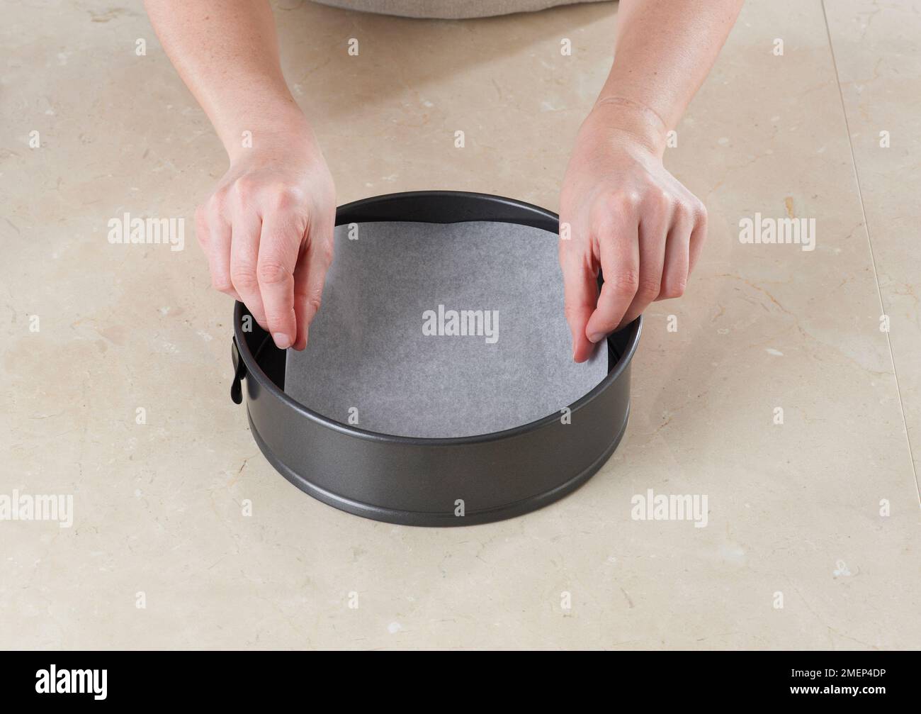 Cake lining paper hi-res stock photography and images - Alamy