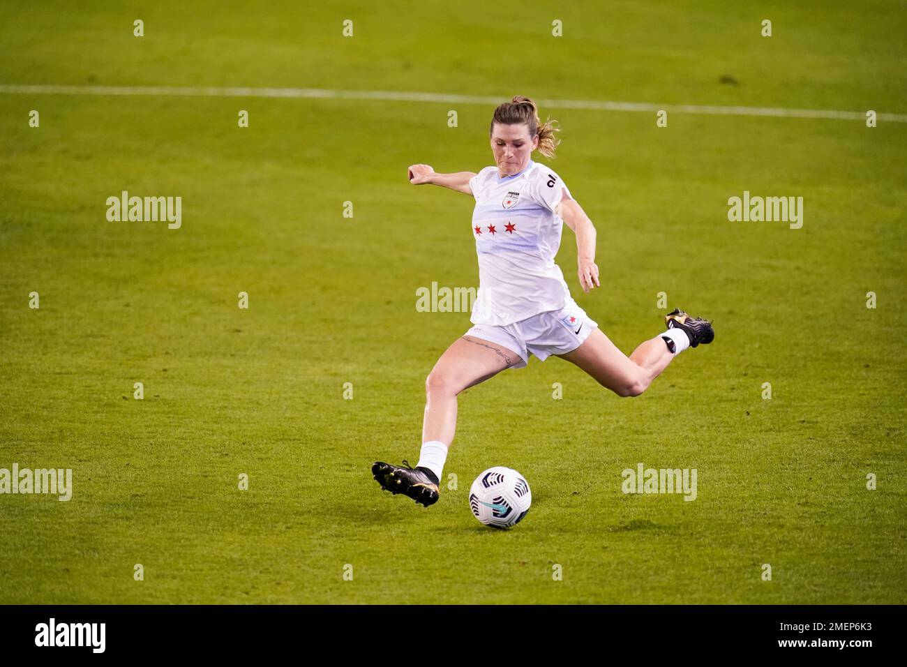 Chicago Red Stars defender Arin Wright (3) prepares to kick the ball ...