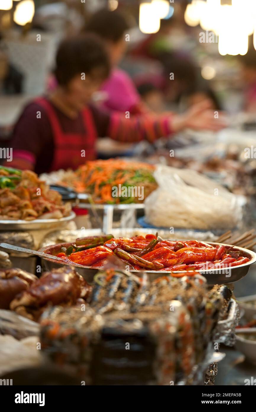 South Korea, Seoul, Dongdaemun, Kwang-jang Market, food stalls Stock ...