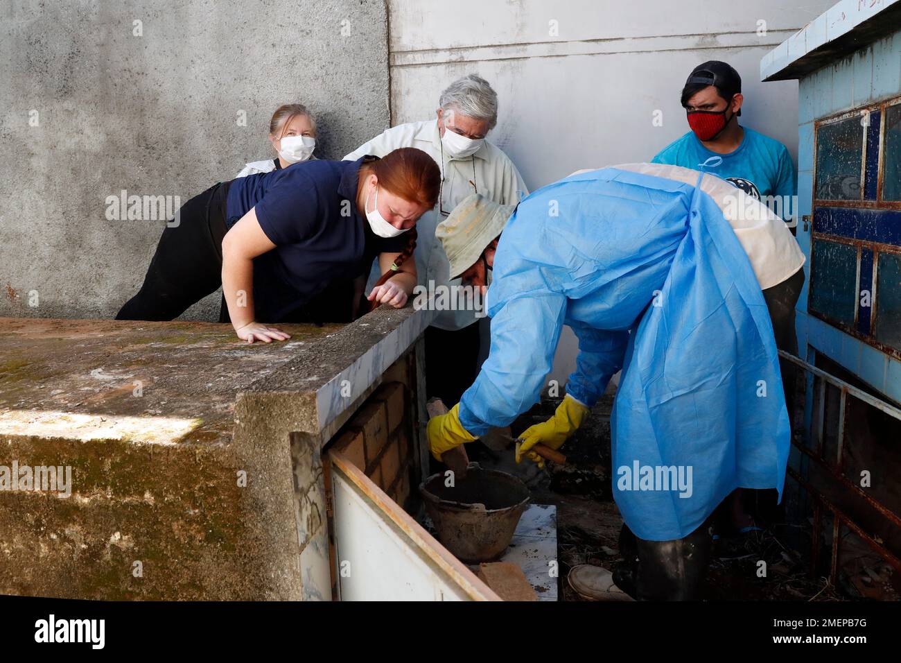 Undertaker Tomas Bernal seals the tomb of a woman who died of COVID-19 ...