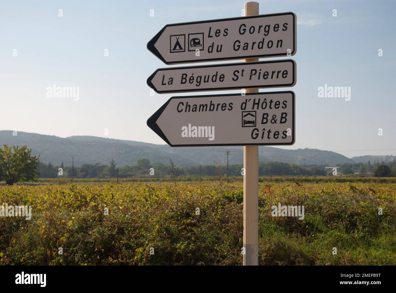 France, Languedoc-Roussillon, Gard, Vers-Pont-du-Gard, Pont du Gard ...