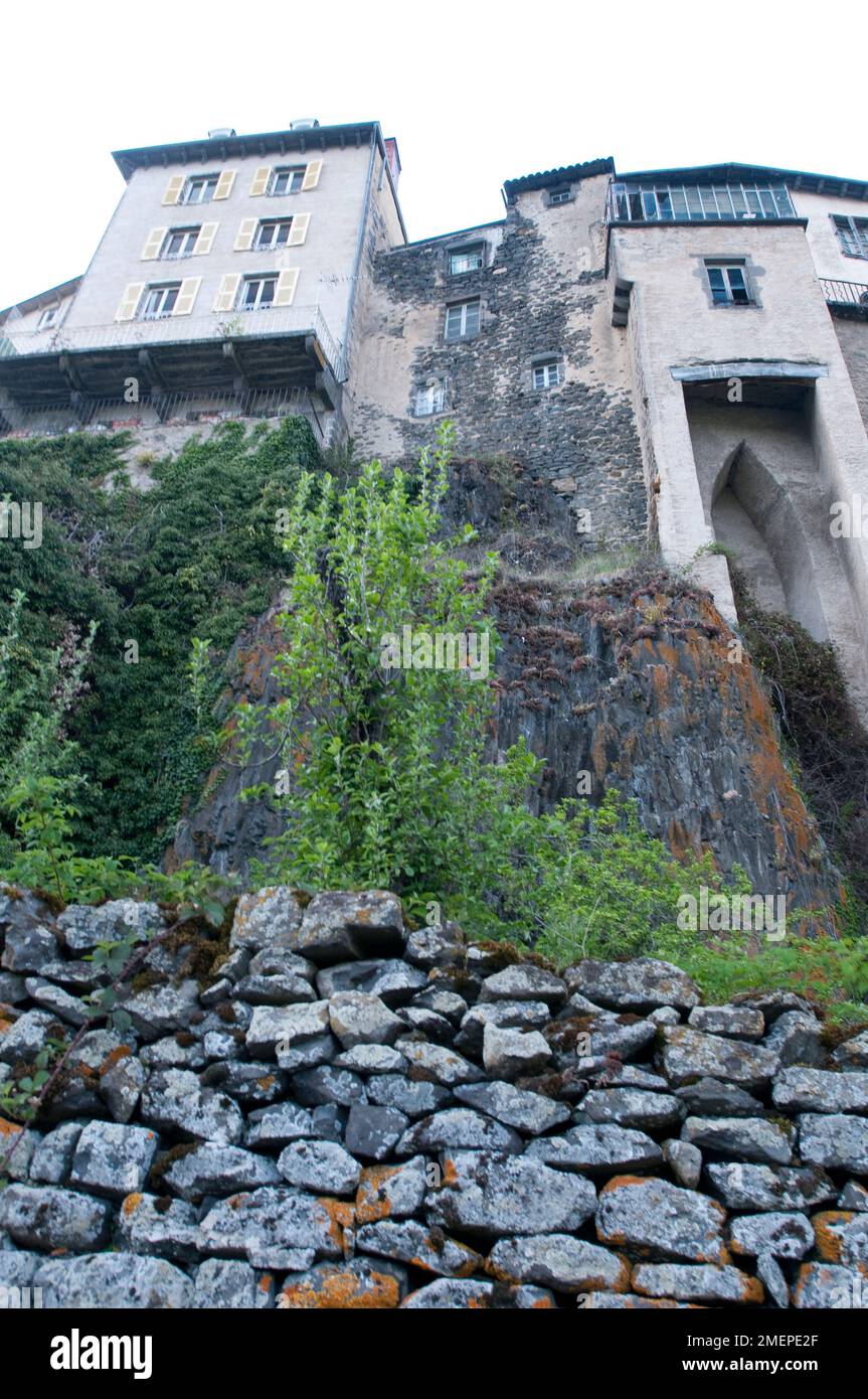 France, Auvergne, Cantal, Saint-Flour, old houses built on cliff Stock ...