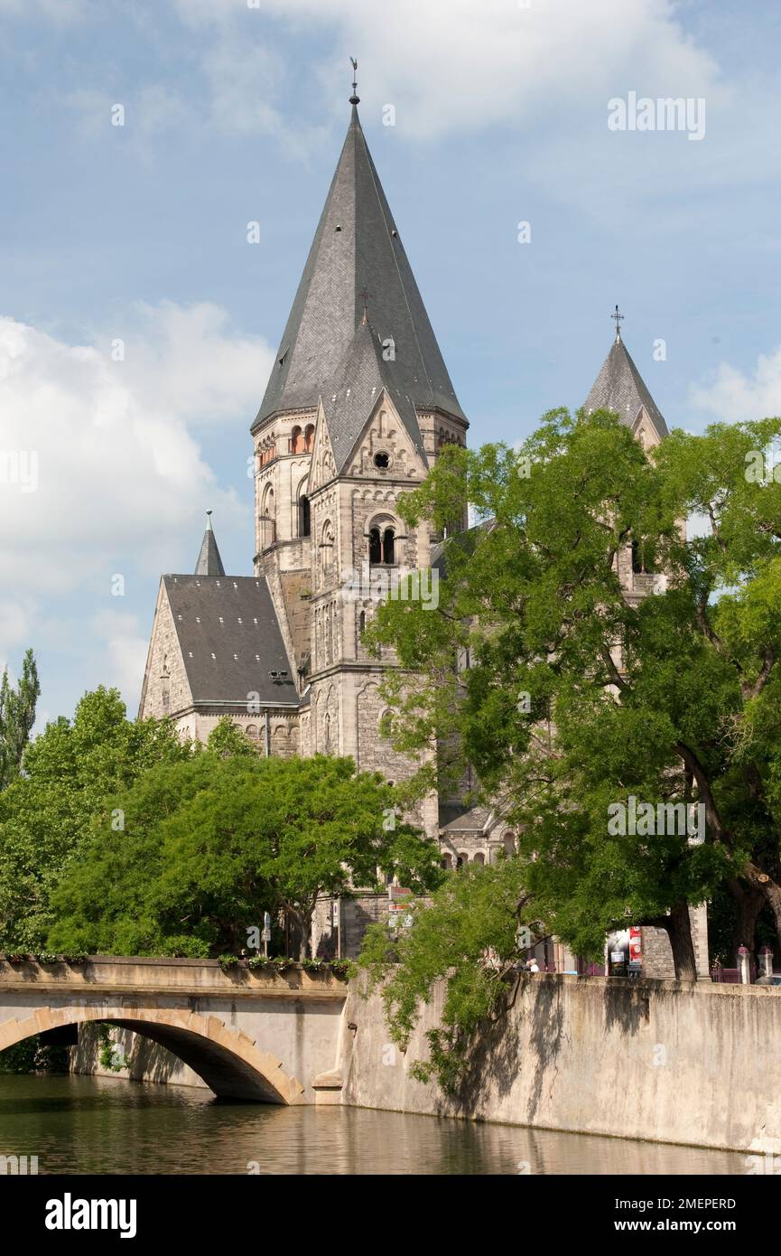France, Lorraine, Metz, Temple Neuf church and bridge over river ...