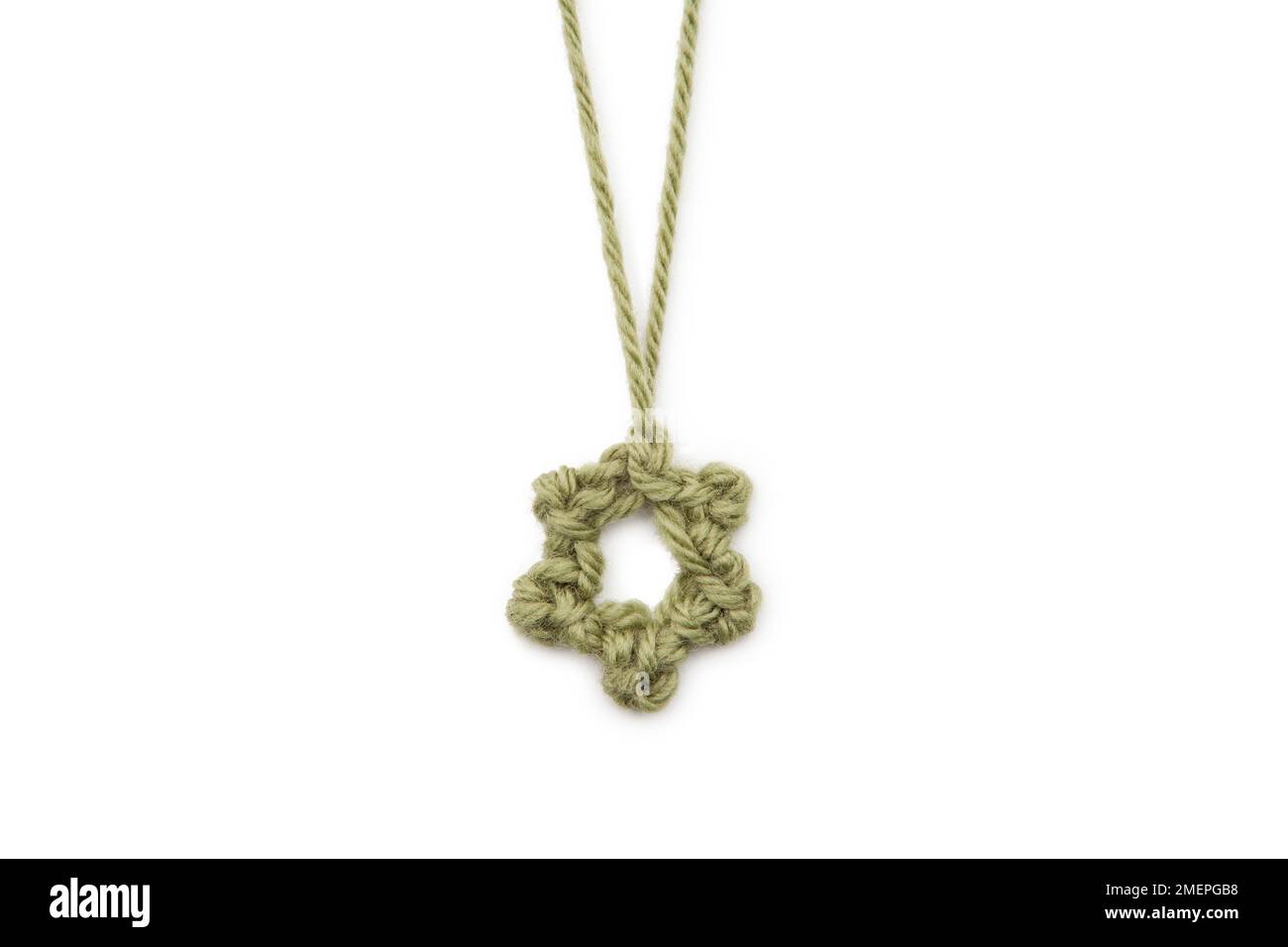 Example of picot point chain knitting technique Stock Photo - Alamy