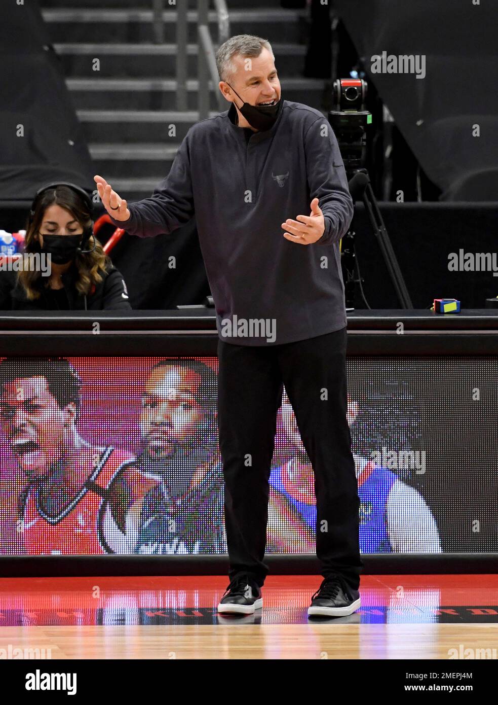 Chicago Bulls coach Billy Donovan yells during the second half of the ...