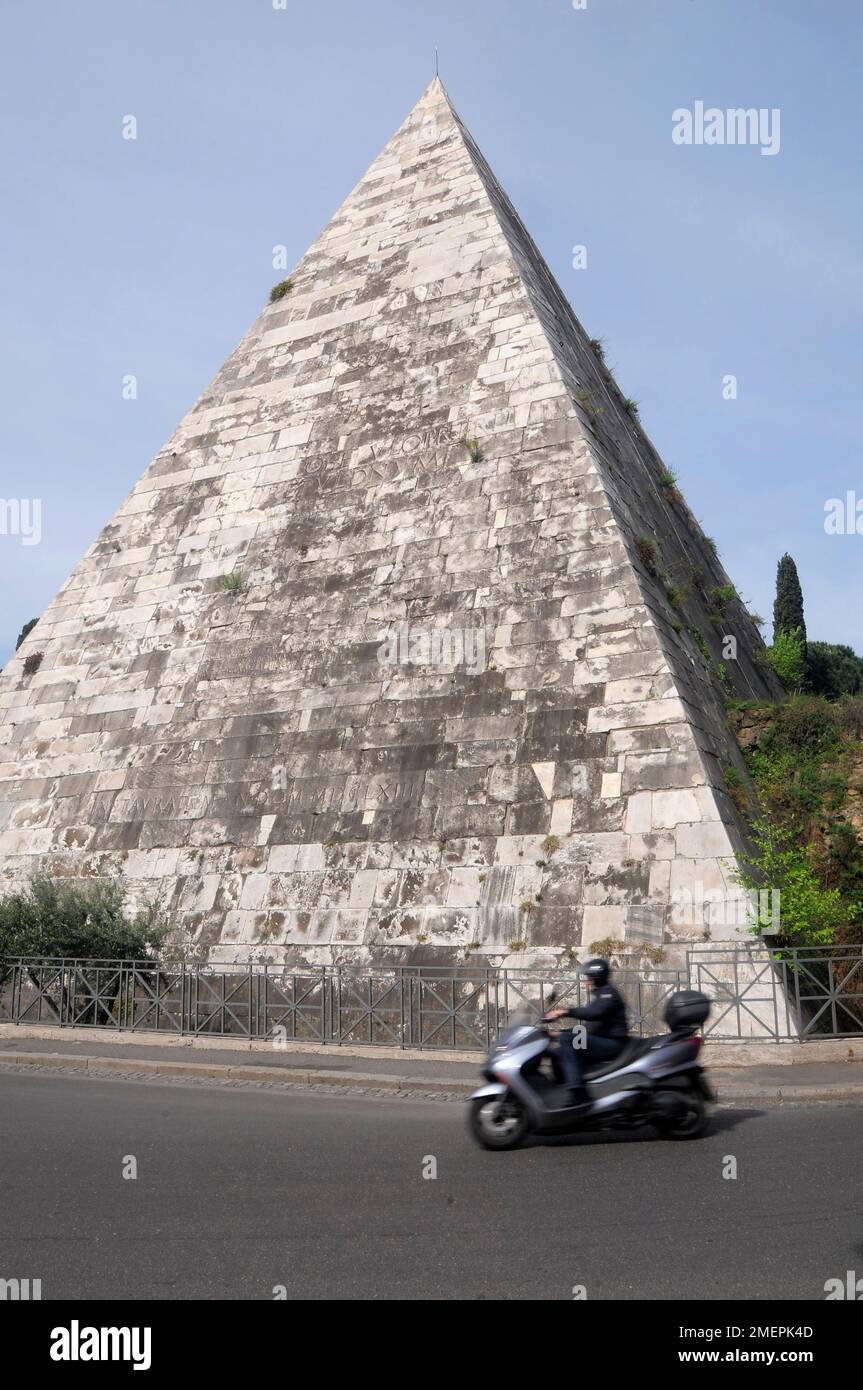 Italy, Lazio, Rome, Testaccio, Piramide de Caius Cestius Stock Photo ...