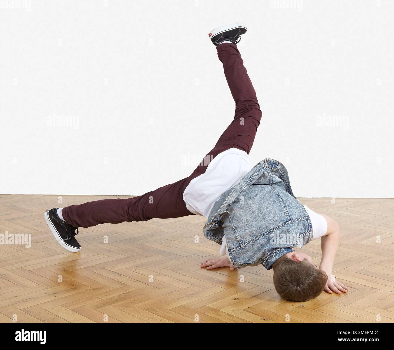 Teenager performing breakdance moves Stock Photo - Alamy