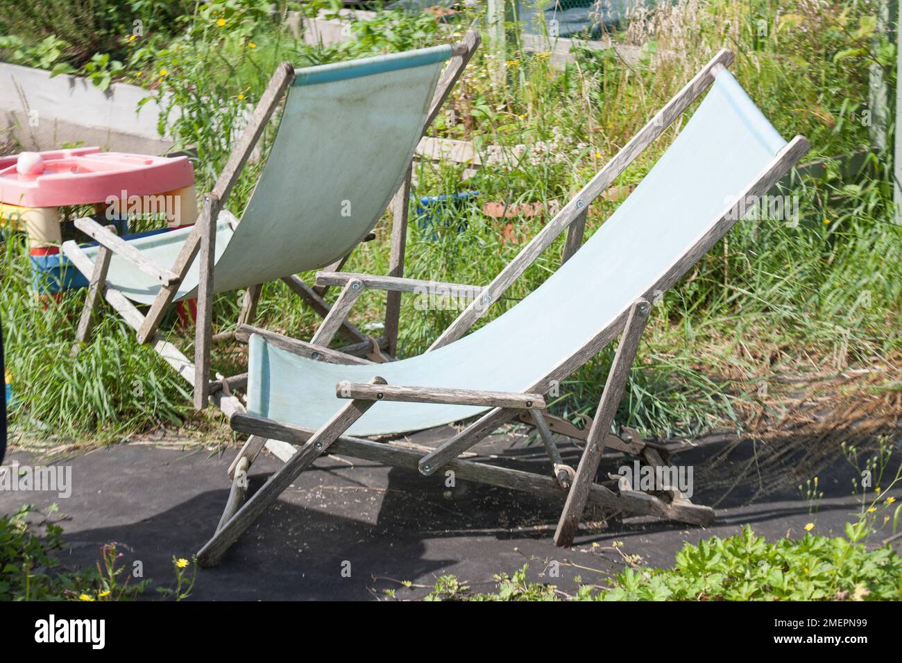 Deck chair deckchairs hi-res stock photography and images - Alamy
