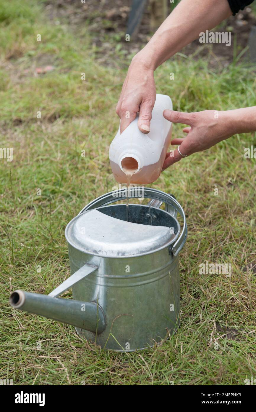 Pouring fertiliser hi-res stock photography and images - Alamy