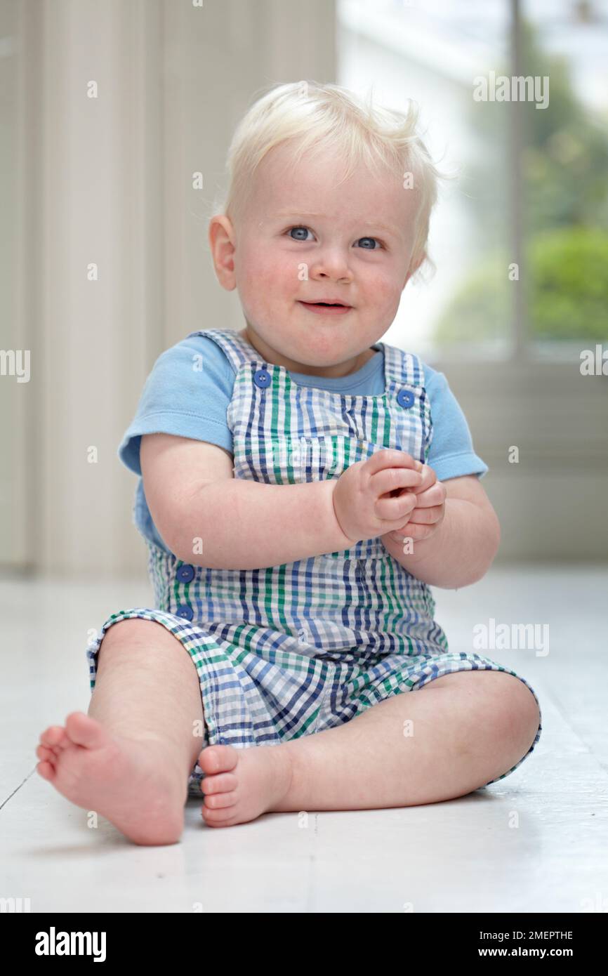 Baby sitting looking up and clothes hi-res stock photography and images ...