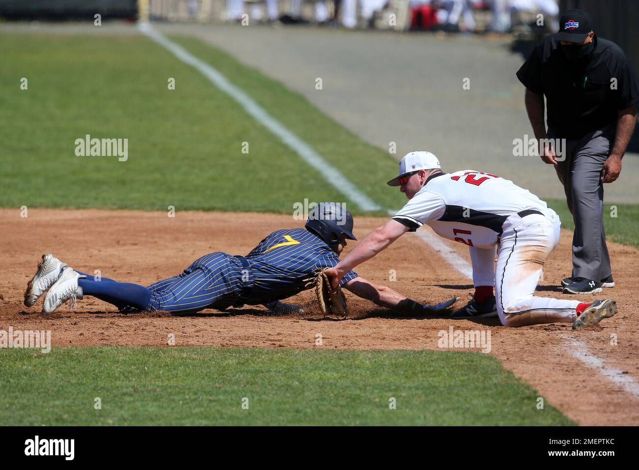 Quinnipiac's Braydon Seaburg (7) beats the throw back to Fairfield's ...