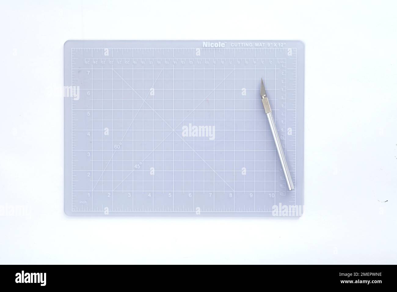 Scalpel and cutting mat, close-up Stock Photo - Alamy
