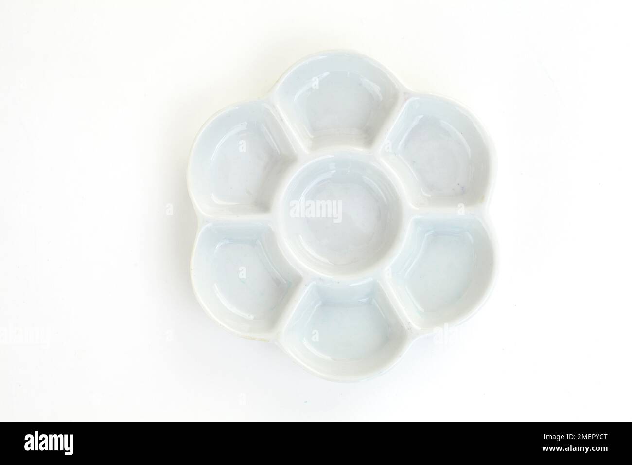 Round white plastic paint mixing palette, overhead view Stock Photo - Alamy