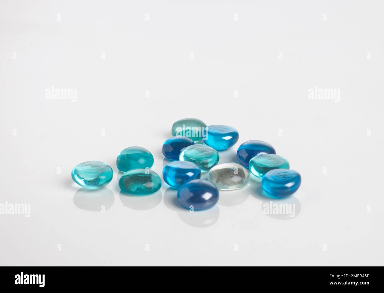 Medium pebbles hi-res stock photography and images - Alamy