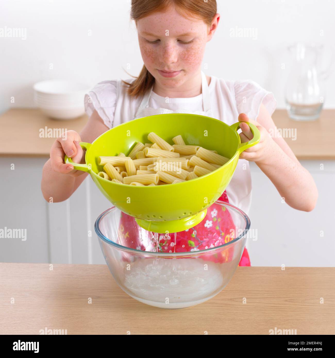 Kitchen sieve pasta strainer hi-res stock photography and images - Alamy